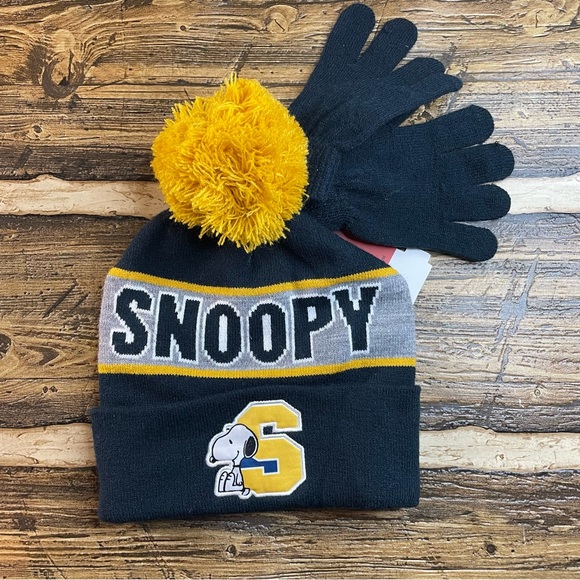 Peanuts | Accessories | Snoopy Hat And Knit Gloves Set Youth Size ...